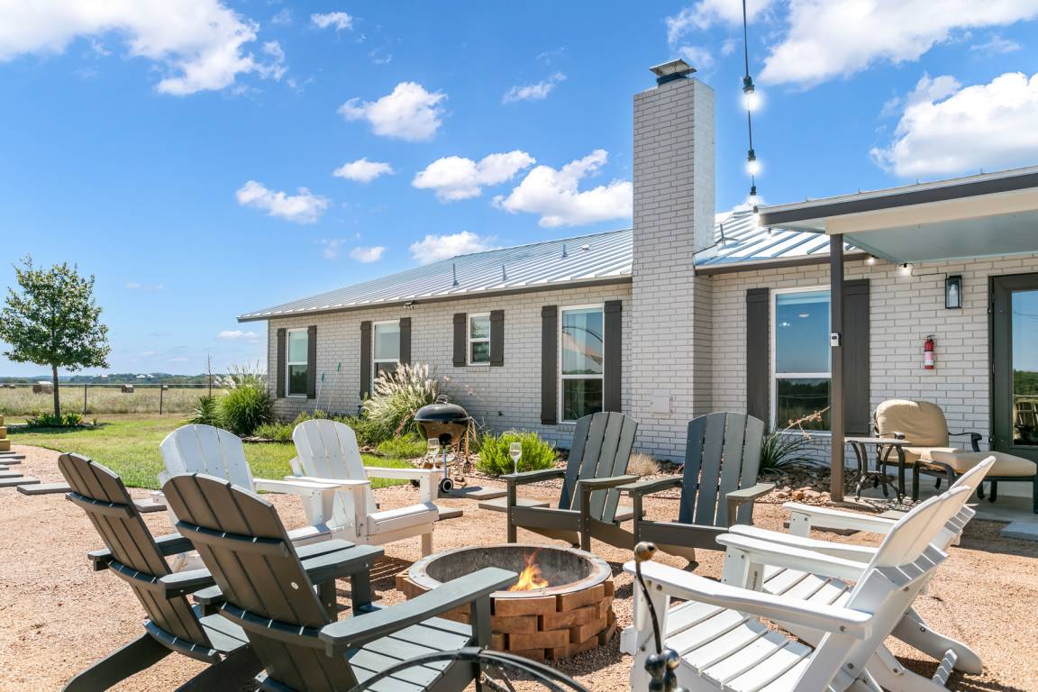 House ∙ 4 Bedrooms ∙ 12 Guests - Fredericksburg, TX