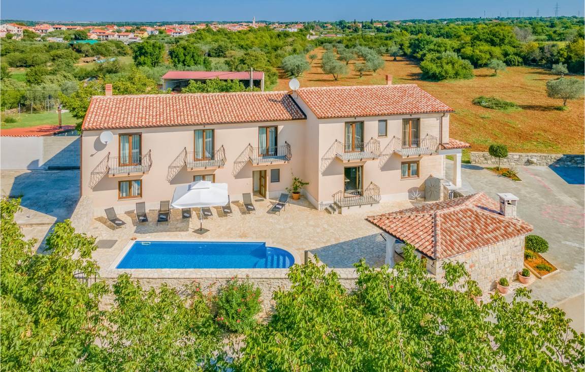 280 M² House ∙ 6 Bedrooms ∙ 12 Guests - Pula