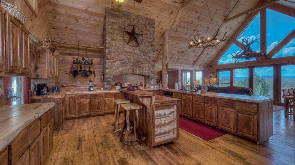 Cabin ∙ 4 Bedrooms ∙ 10 Guests - Blue Ridge, GA