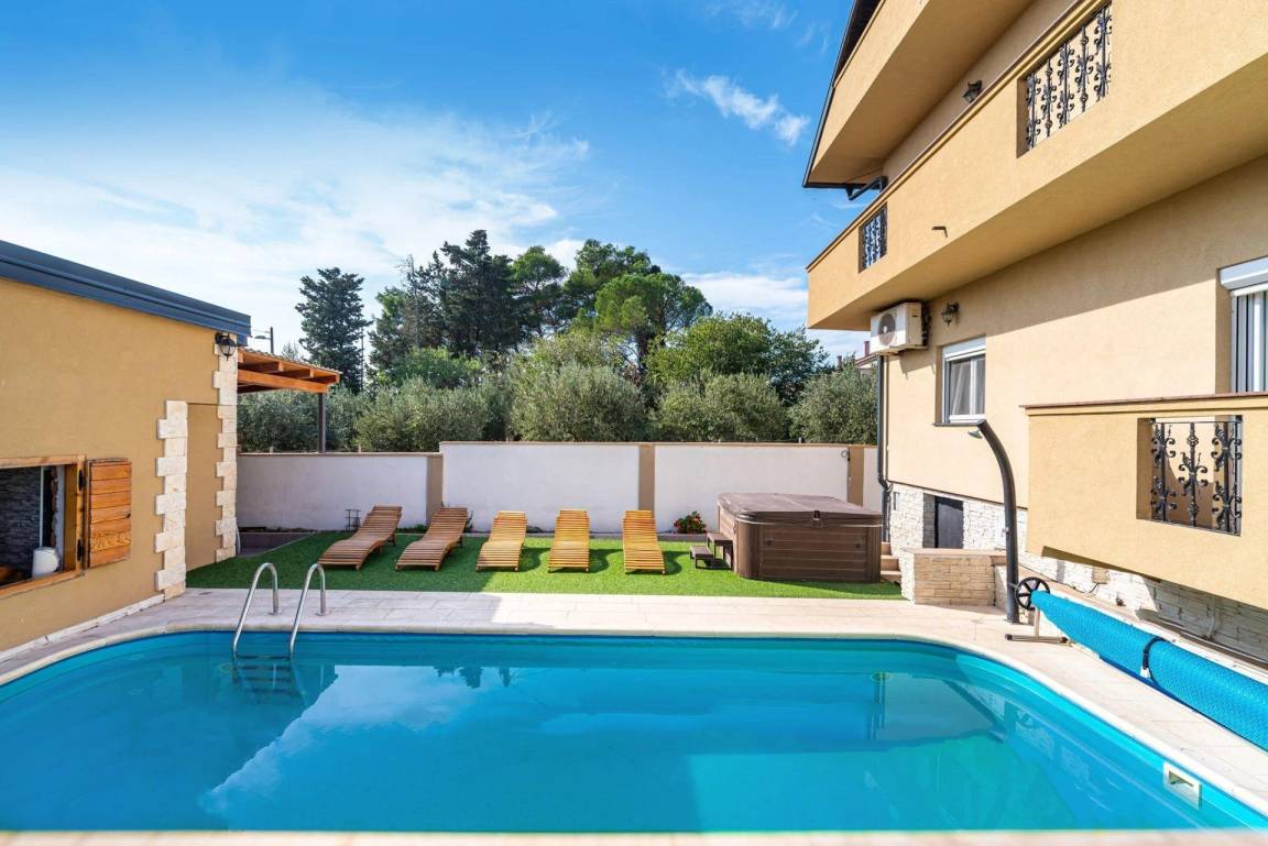 550 M² House ∙ 6 Bedrooms ∙ 22 Guests - Zadar