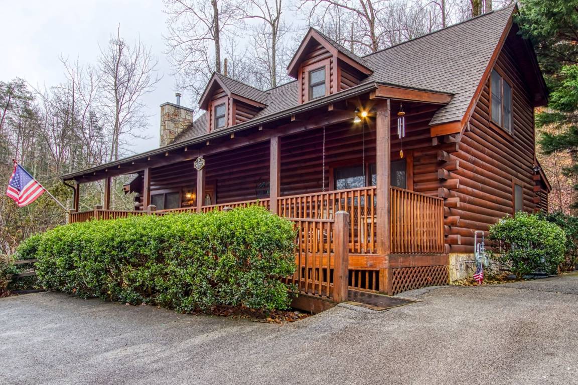 Cabin ∙ 6 Bedrooms ∙ 18 Guests - Pigeon Forge, TN