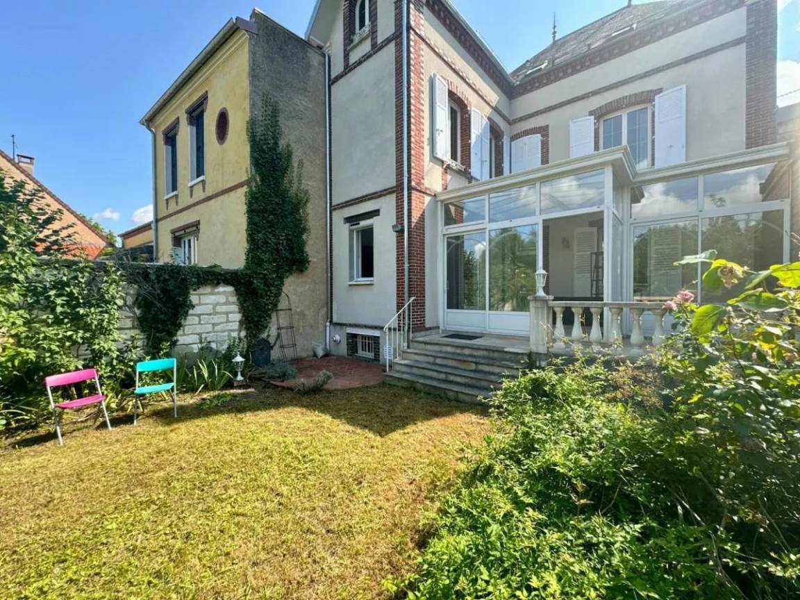 190 M² House ∙ 5 Bedrooms ∙ 10 Guests - Sens