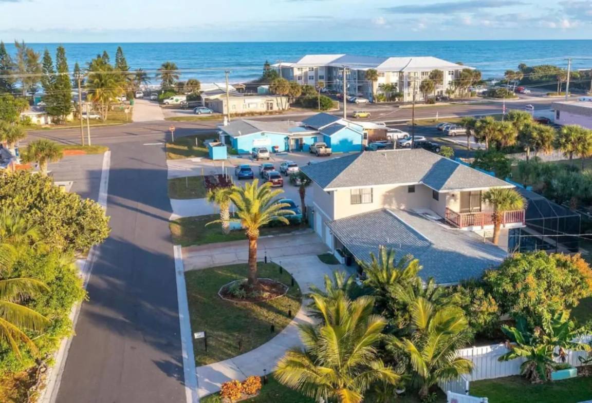116 M² House ∙ 3 Bedrooms ∙ 10 Guests - Cocoa Beach, FL