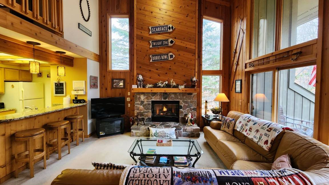 129 M² Condo ∙ 3 Bedrooms ∙ 8 Guests - Petoskey, MI