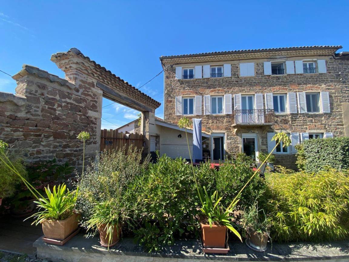 210 M² Gîte ∙ 6 Bedrooms ∙ 11 Guests - Beaujolais