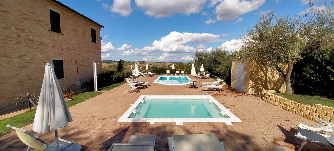 300 M² House ∙ 11 Bedrooms ∙ 28 Guests - Marche