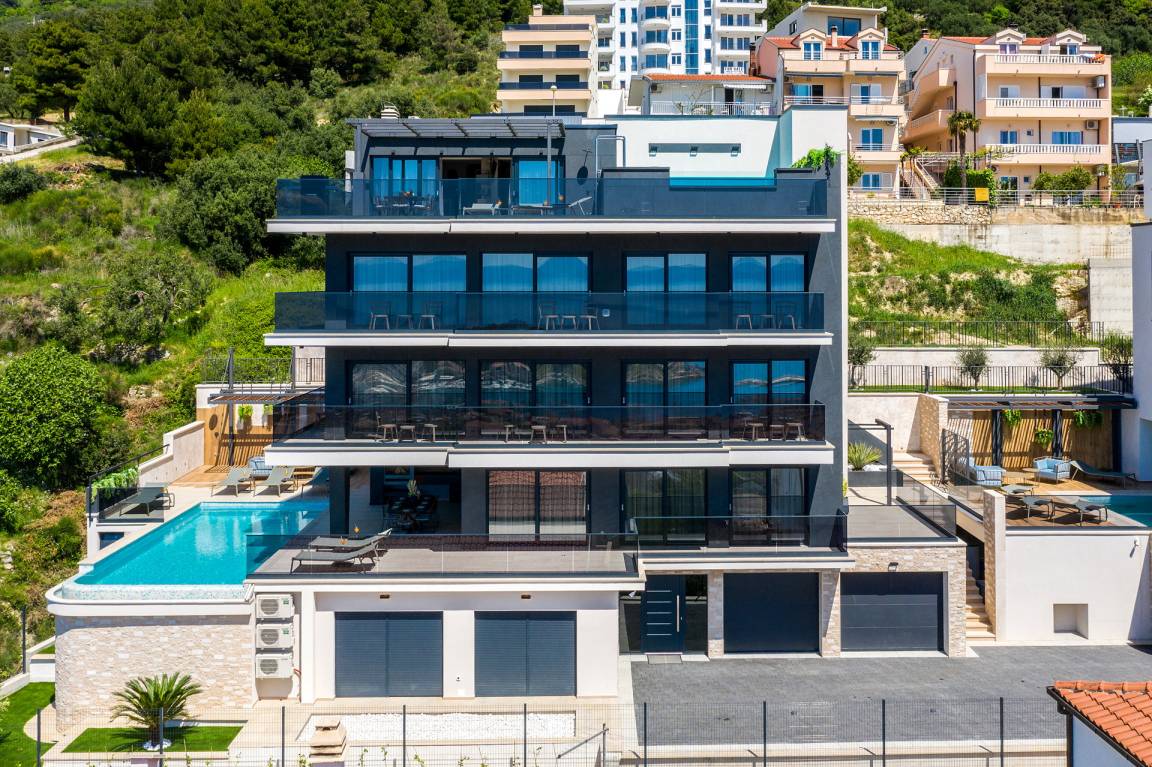 380 M² Villa ∙ 3 Bedrooms ∙ 7 Guests - Makarska