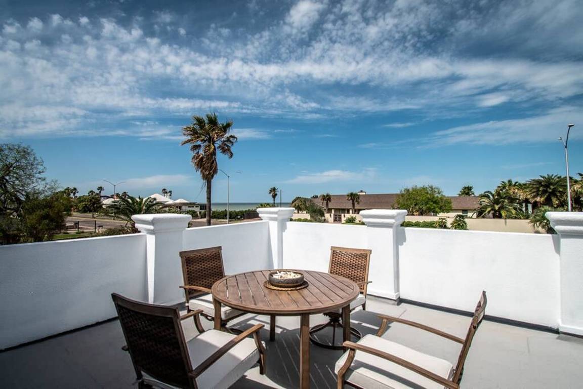 Apartment ∙ 4 Bedrooms ∙ 18 Guests - Corpus Christi, TX