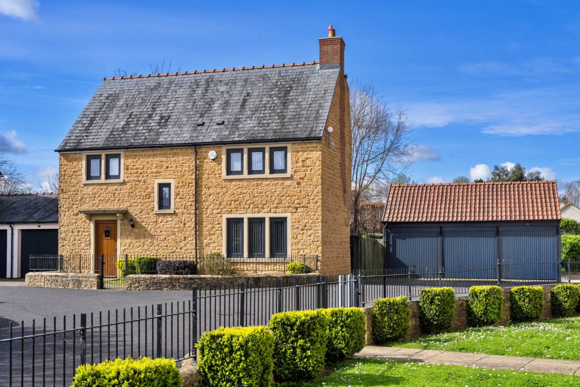 90 M² House ∙ 4 Bedrooms ∙ 7 Guests - Yeovil