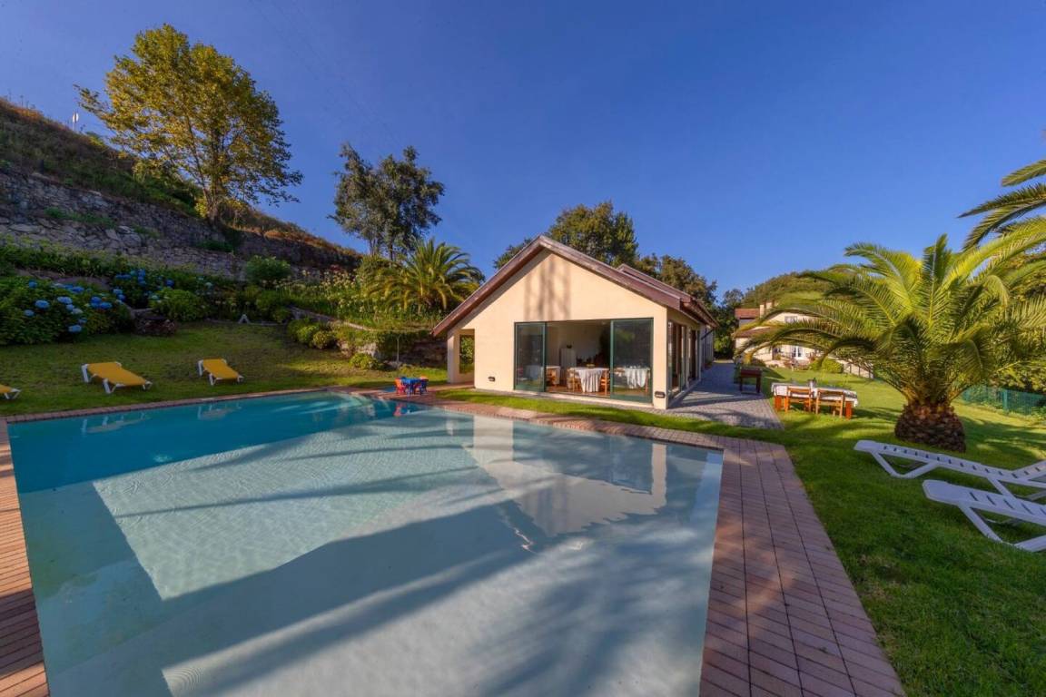 500 M² Casa ∙ 12 Quartos ∙ 24 Hóspedes - Felgueiras