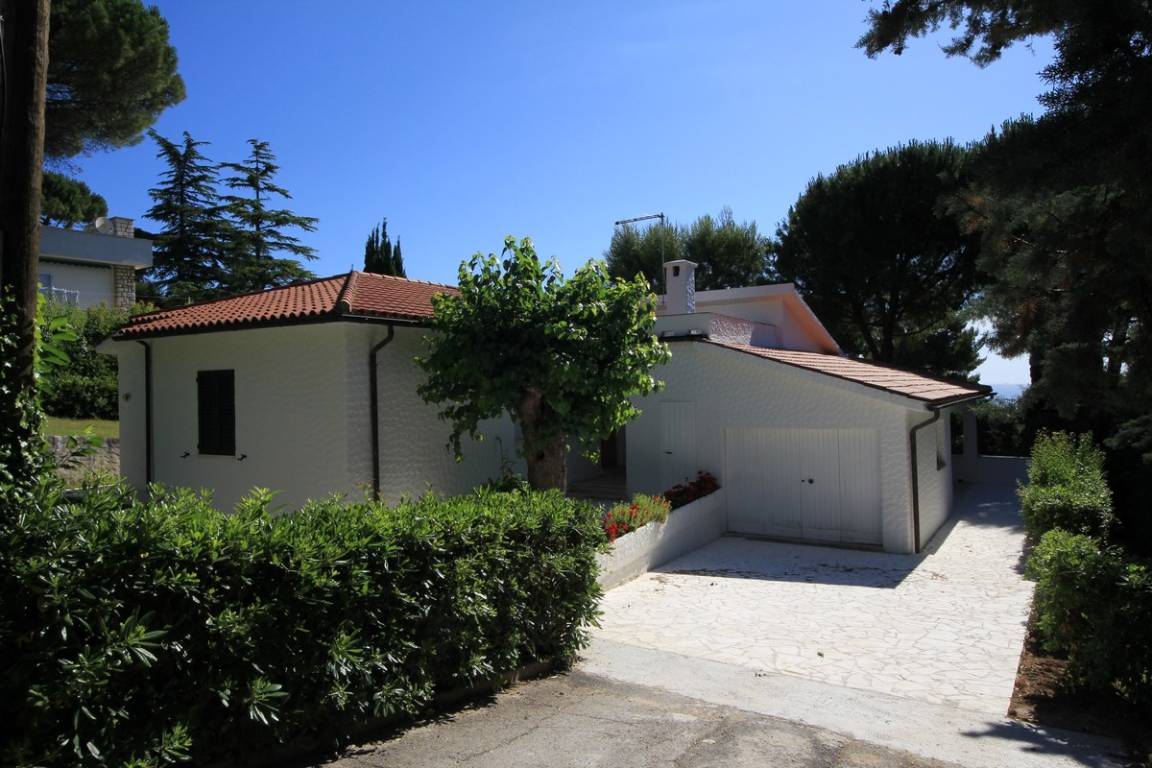 Villa ∙ 3 Bedrooms ∙ 8 Guests - Sirolo