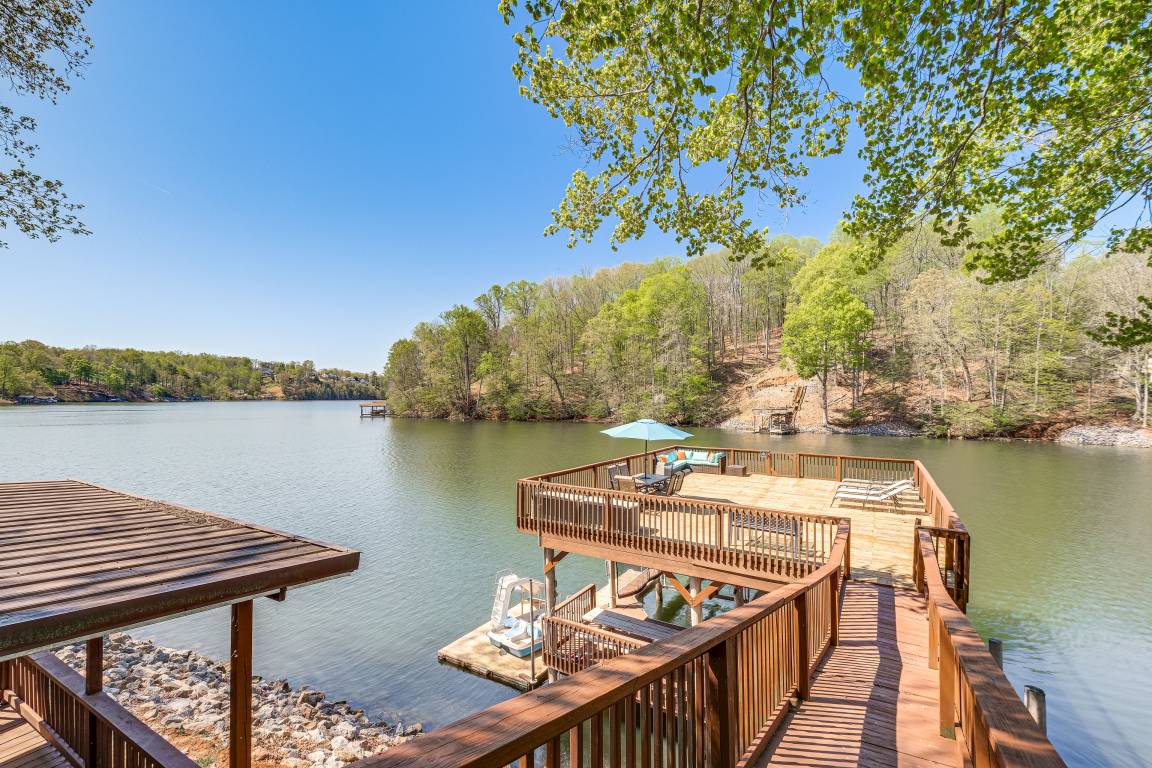 301 M² House ∙ 4 Bedrooms ∙ 8 Guests - Moneta, VA