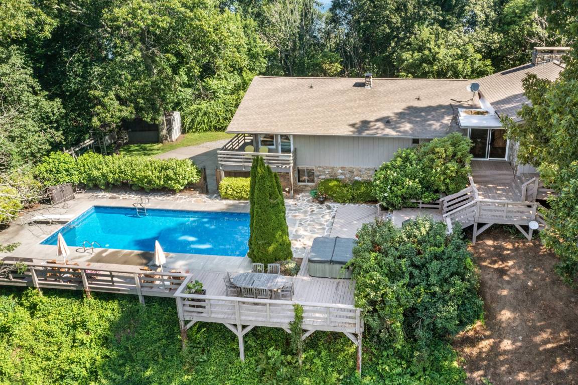 434 M² House ∙ 5 Bedrooms ∙ 12 Guests - Weaverville, NC