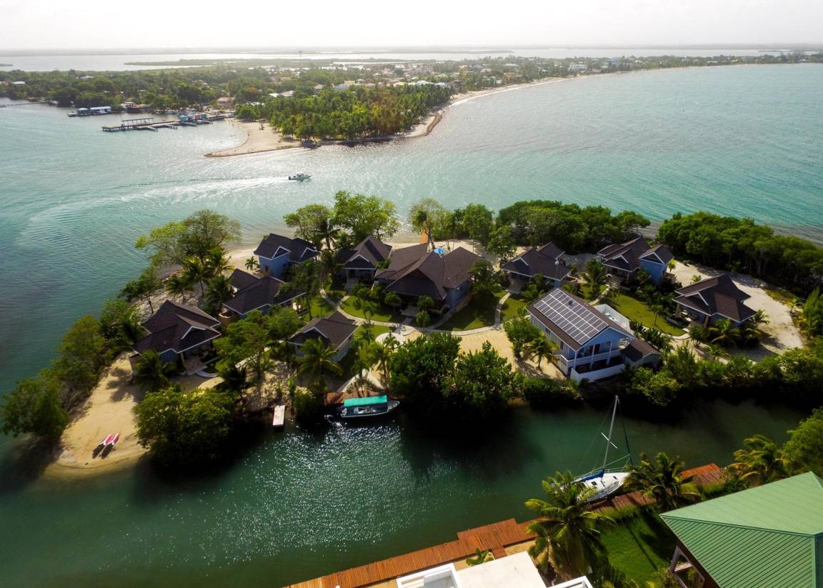 1180 M² Villa ∙ 7 Bedrooms ∙ 28 Guests - Placencia