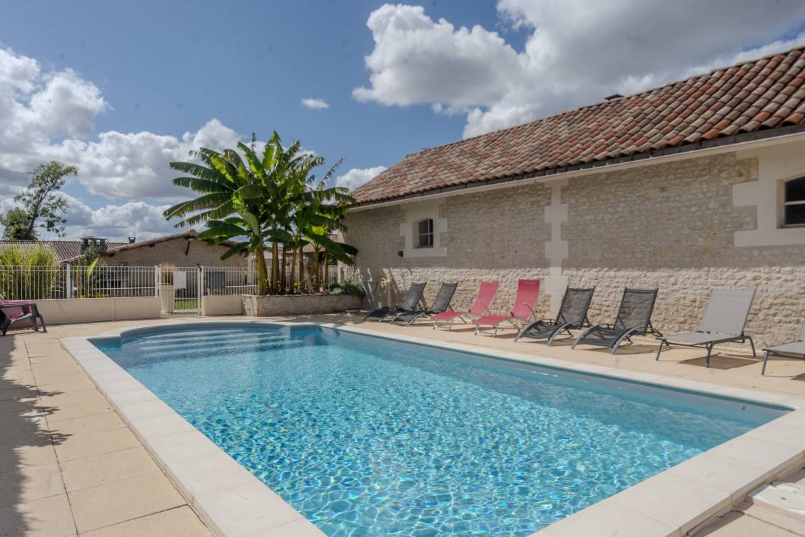 240 M² Maison De Vacances ∙ 12 Chambres ∙ 26 Personnes - Jonzac