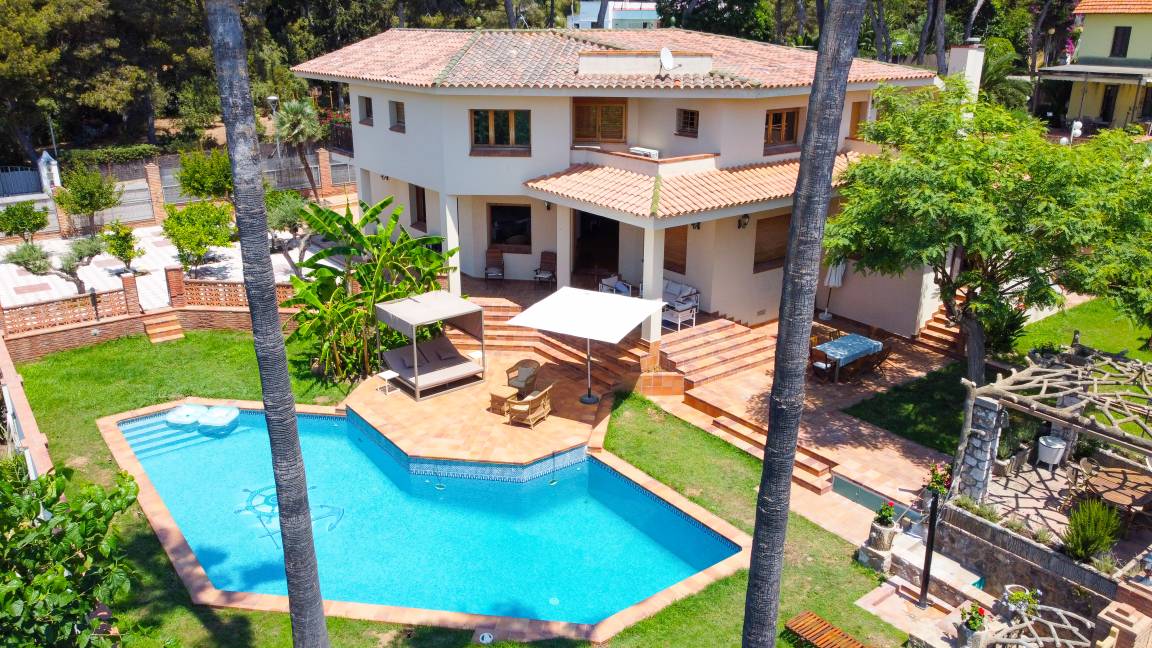 730 M² Villa ∙ 6 Bedrooms ∙ 14 Guests - Vilanova i la Geltrú