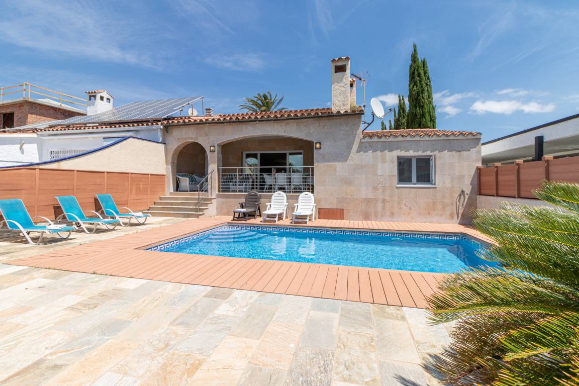 152 M² Villa ∙ 4 Bedrooms ∙ 8 Guests - Empuriabrava