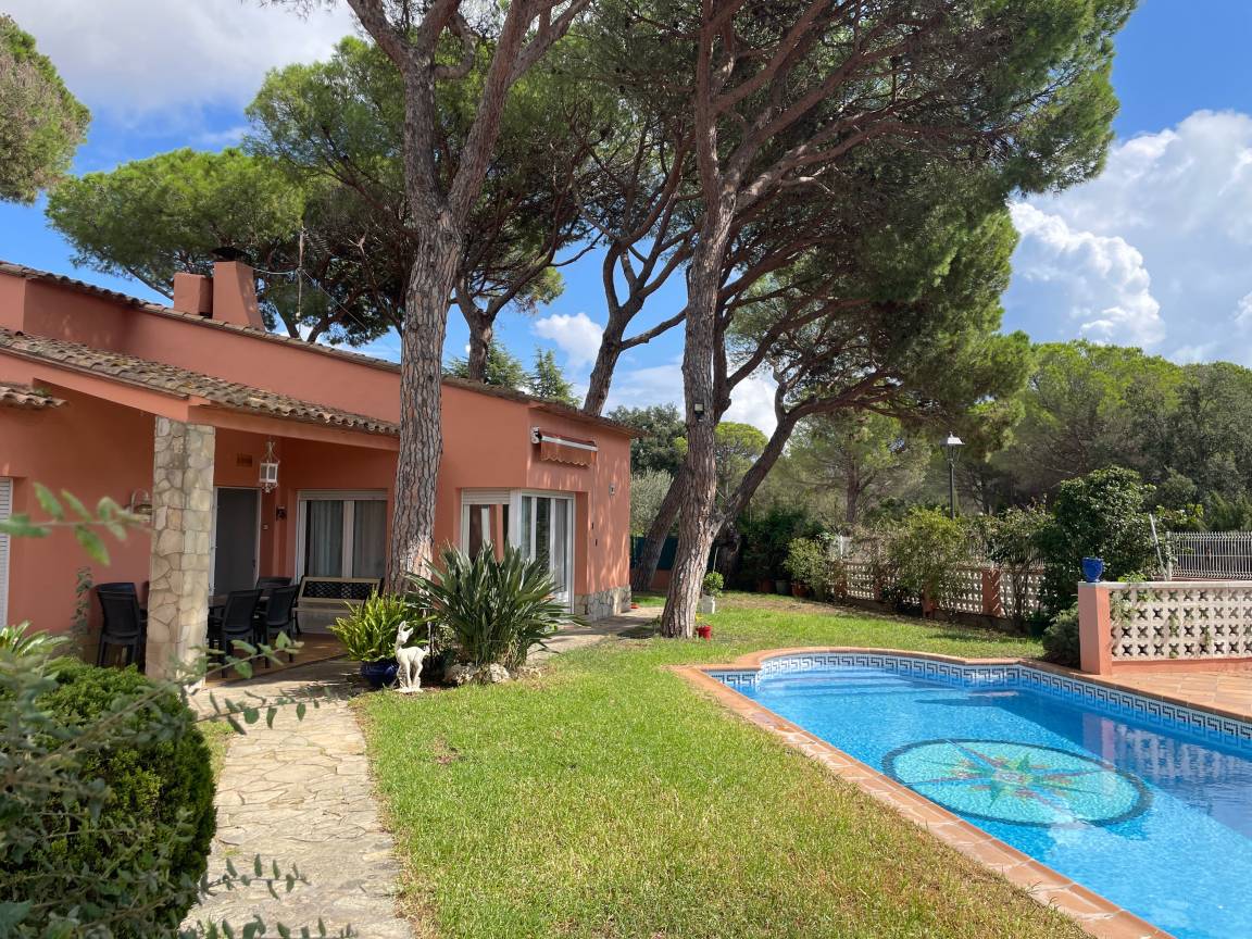 98 M² House ∙ 4 Bedrooms ∙ 8 Guests - Peratallada