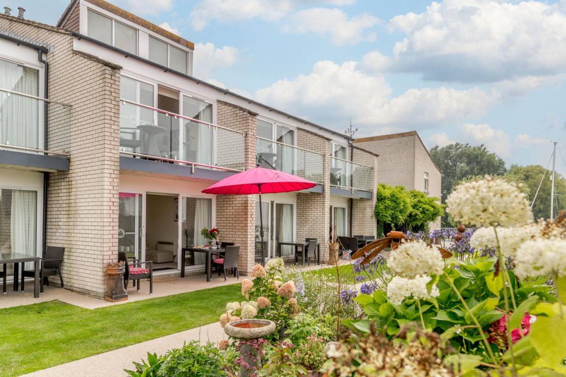 Apartment ∙ 3 Bedrooms ∙ 4 Guests - Southbourne