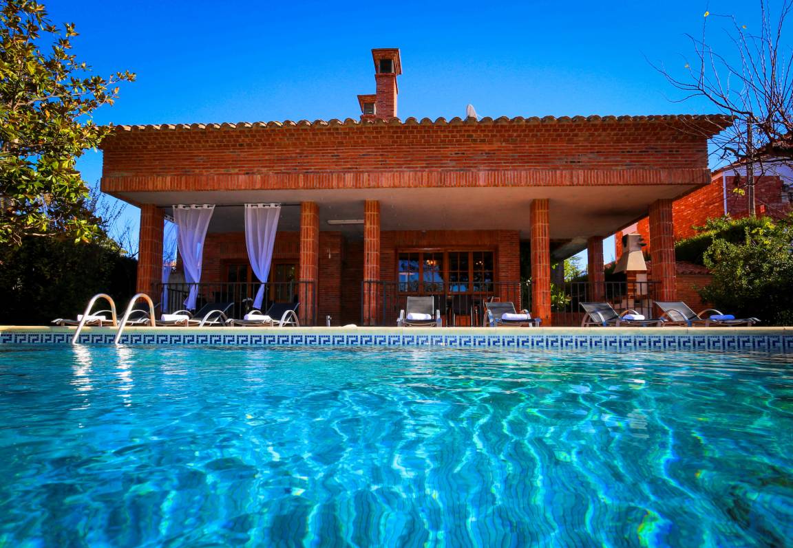 450 M² Villa ∙ 8 Habitaciones ∙ 15 Huéspedes - Tarragona