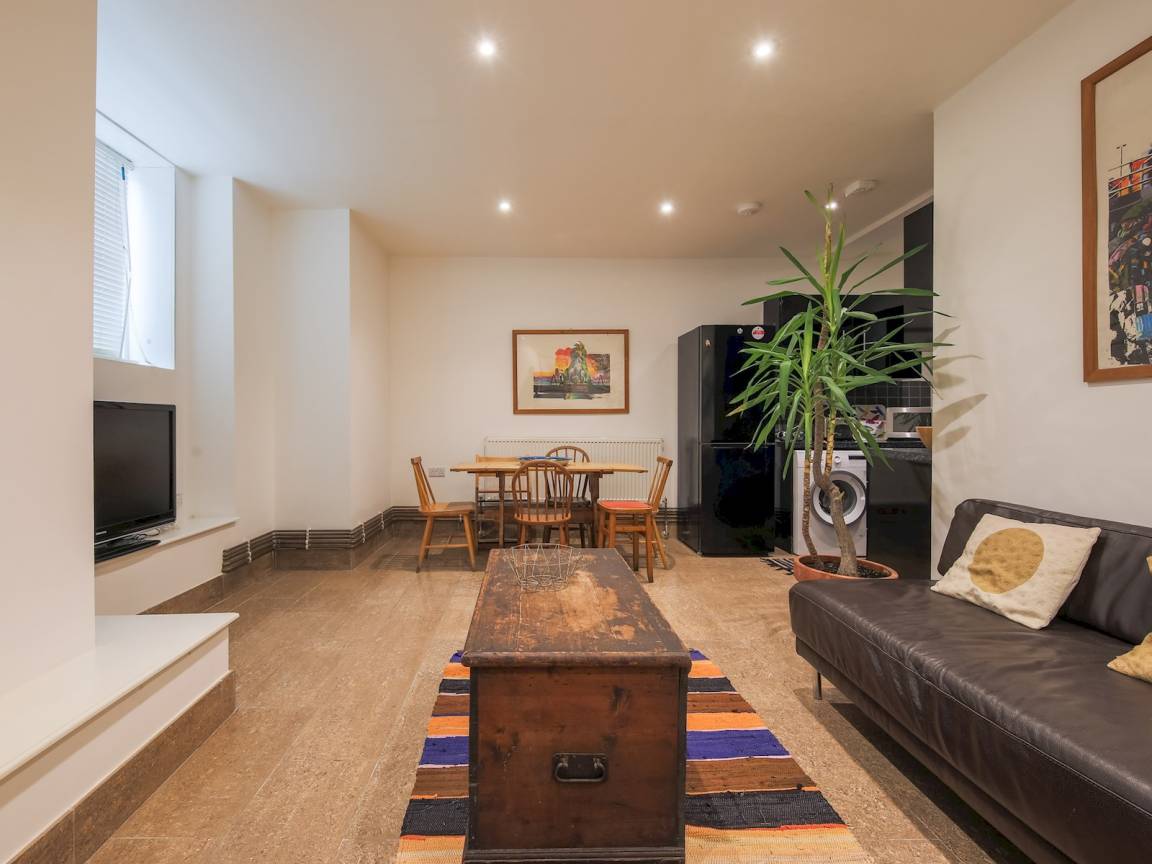 74 M² Apartment ∙ 2 Bedrooms ∙ 4 Guests - East Croydon