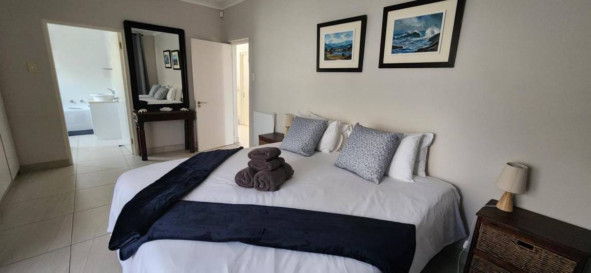 200 M² House ∙ 4 Bedrooms ∙ 7 Guests - Kleinmond