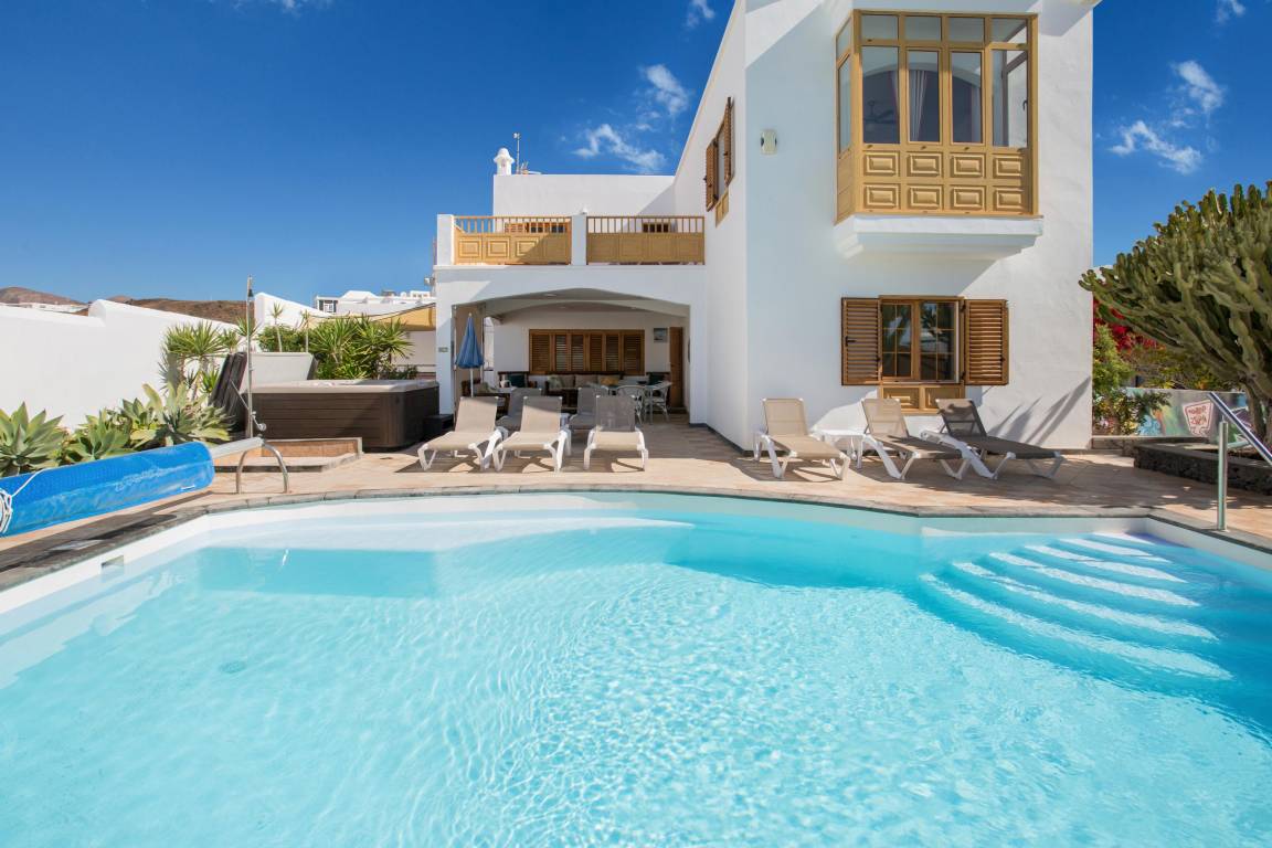 180 M² Villa ∙ 4 Schlafzimmer ∙ 8 Gäste - Lanzarote