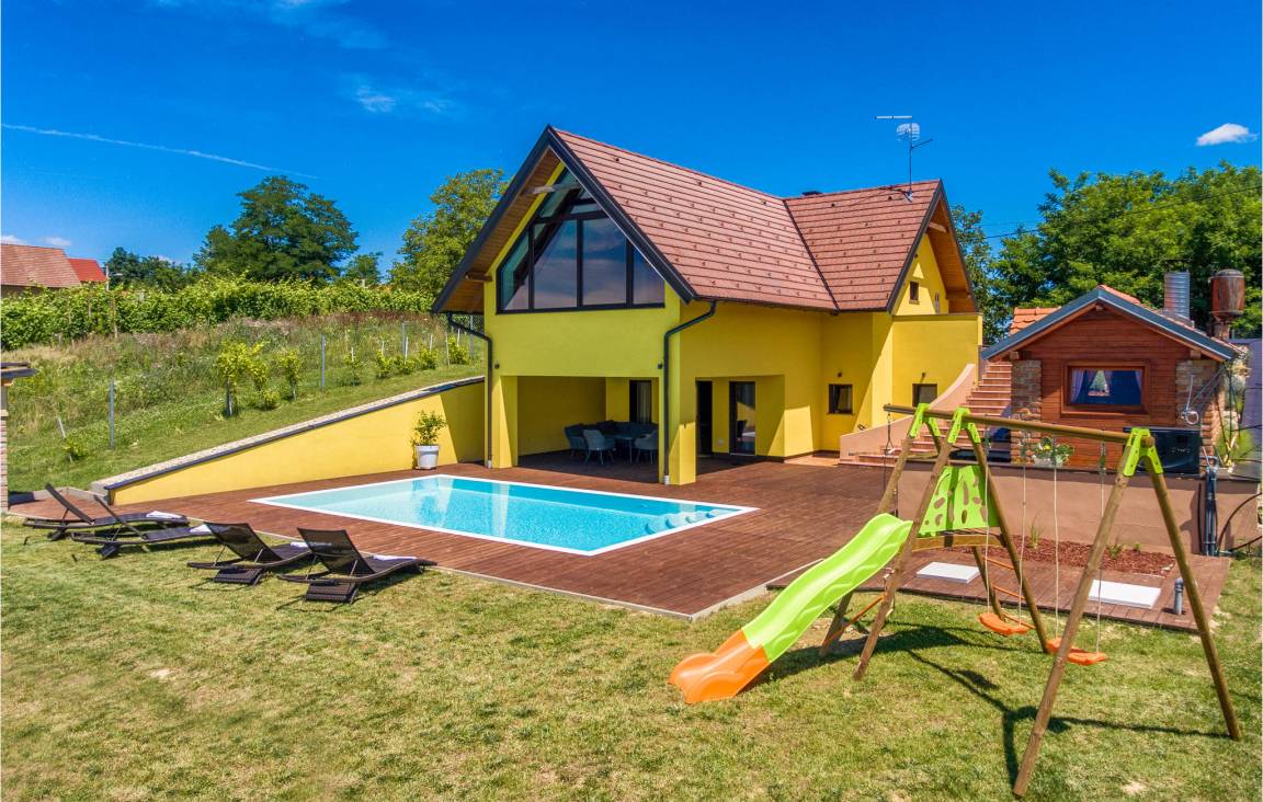 135 M² Ferienhaus ∙ 2 Schlafzimmer ∙ 6 Gäste - Lendava