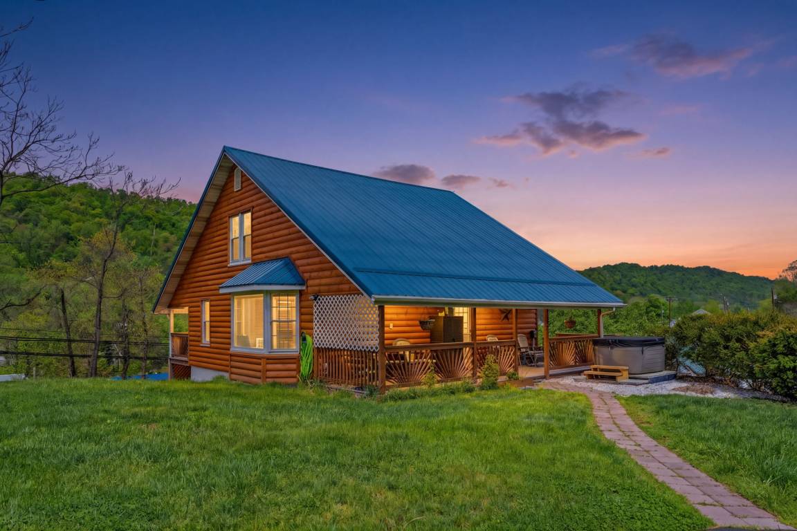130 M² Cabin ∙ 3 Bedrooms ∙ 6 Guests - Berkeley Springs, WV