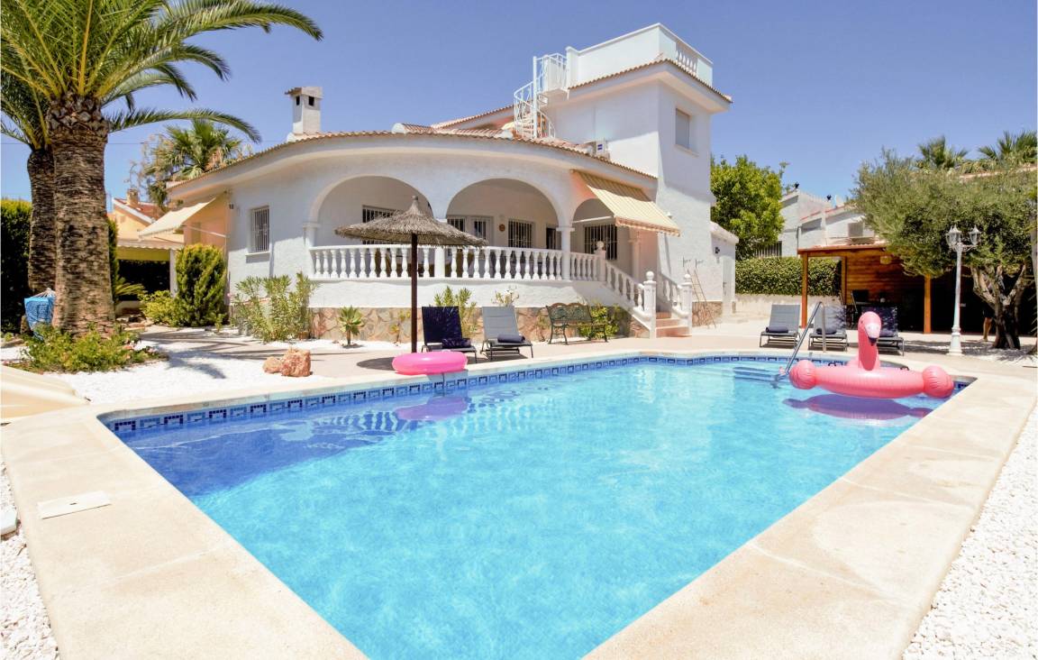 150 M² House ∙ 4 Bedrooms ∙ 8 Guests - La Marina