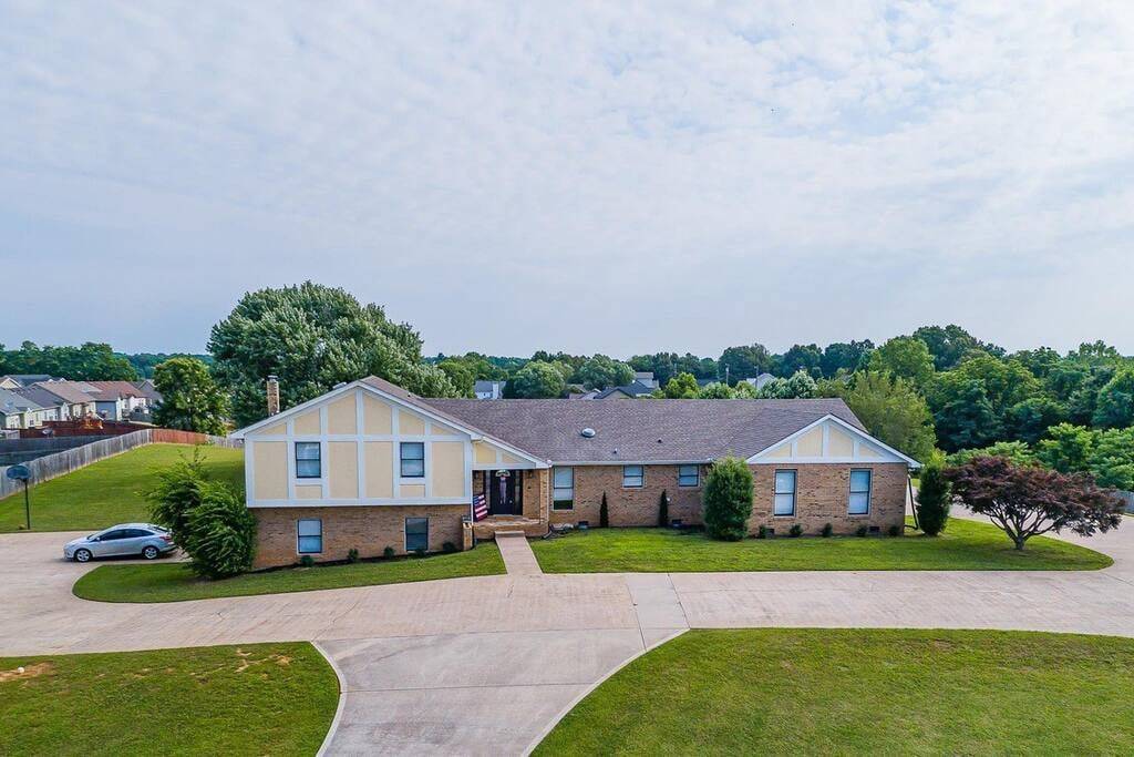 102 M² House ∙ 2 Bedrooms ∙ 6 Guests - Clarksville, TN