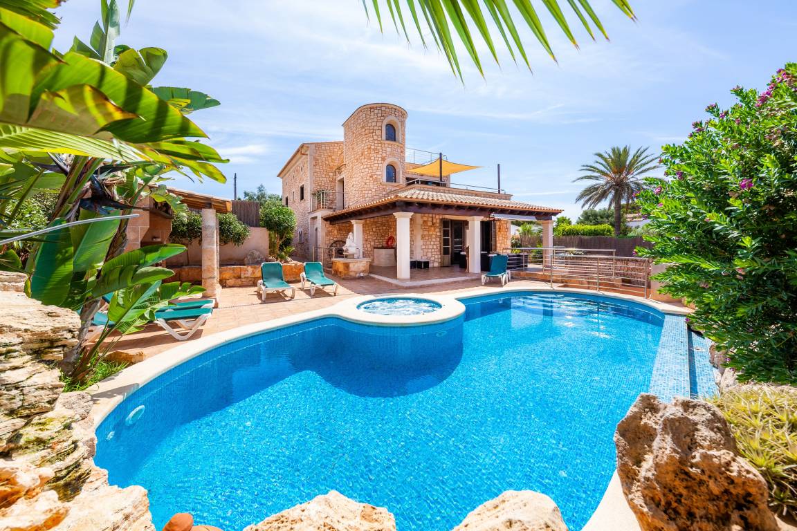 300 M² Villa ∙ 4 Bedrooms ∙ 8 Guests - Cala Figuera