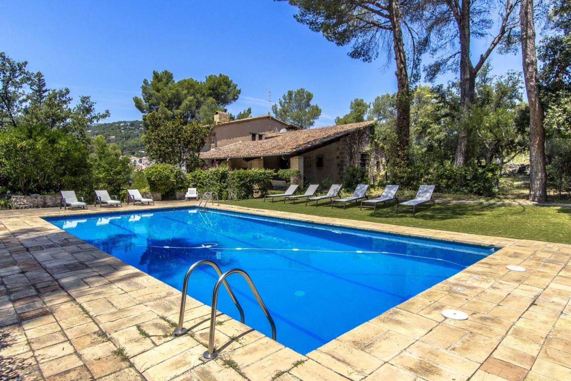 1000 M² Villa ∙ 7 Habitaciones ∙ 16 Huéspedes - Castellar del Vallès