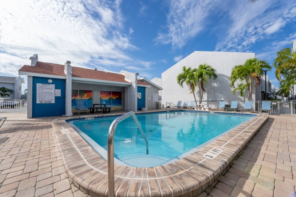 77 M² Condo ∙ 2 Bedrooms ∙ 4 Guests - Redington Shores, FL