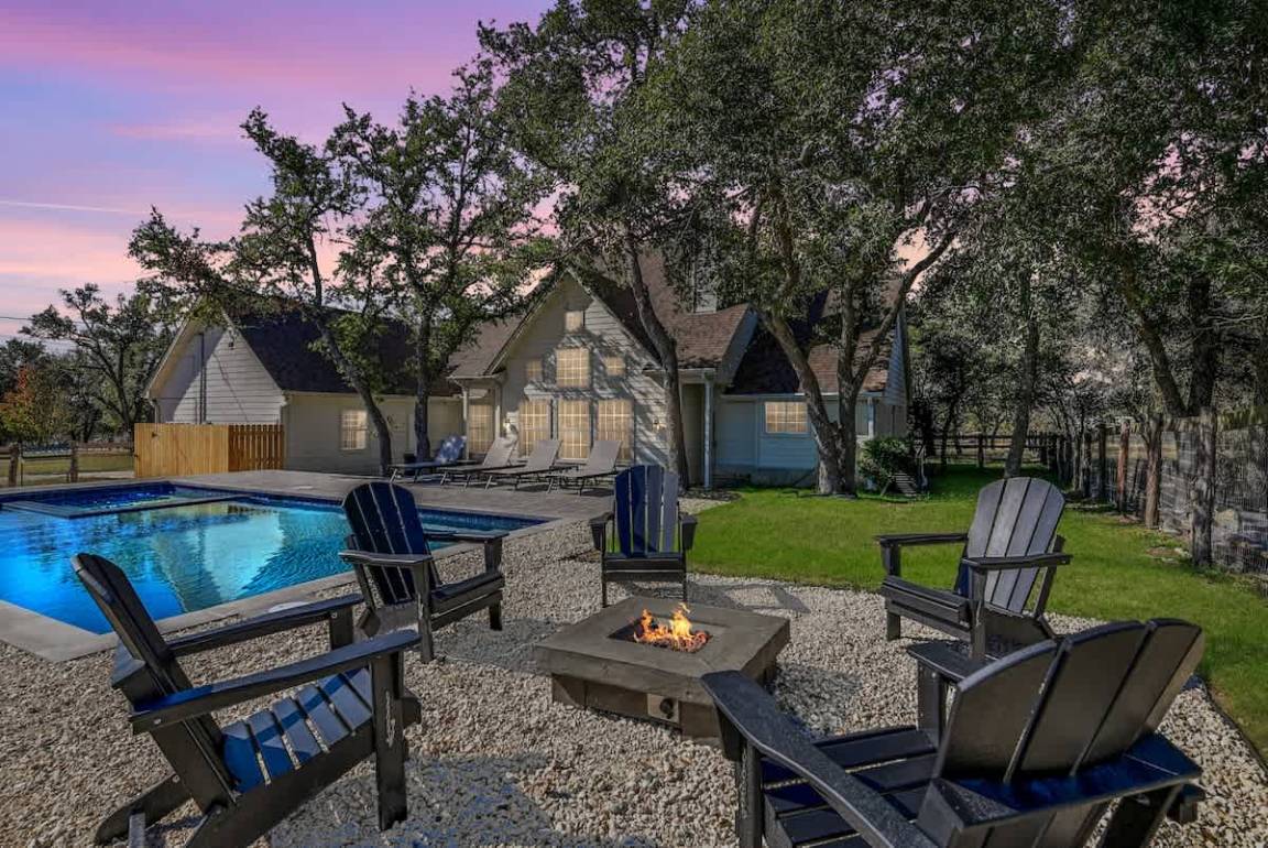 House ∙ 6 Bedrooms ∙ 16 Guests - Dripping Springs, TX