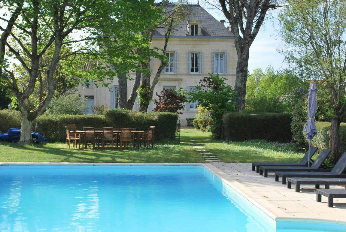 360 M² House ∙ 8 Bedrooms ∙ 15 Guests - Mortagne-sur-Gironde