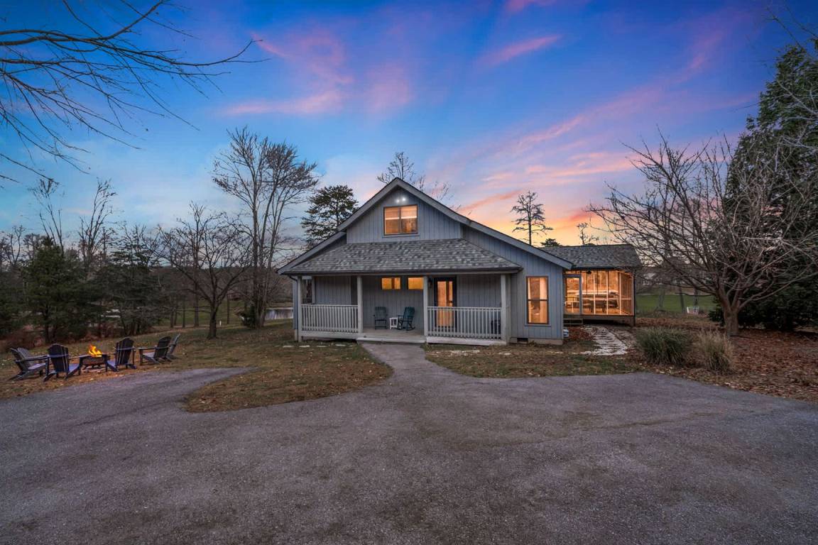 House ∙ 3 Bedrooms ∙ 6 Guests - Berkeley Springs, WV