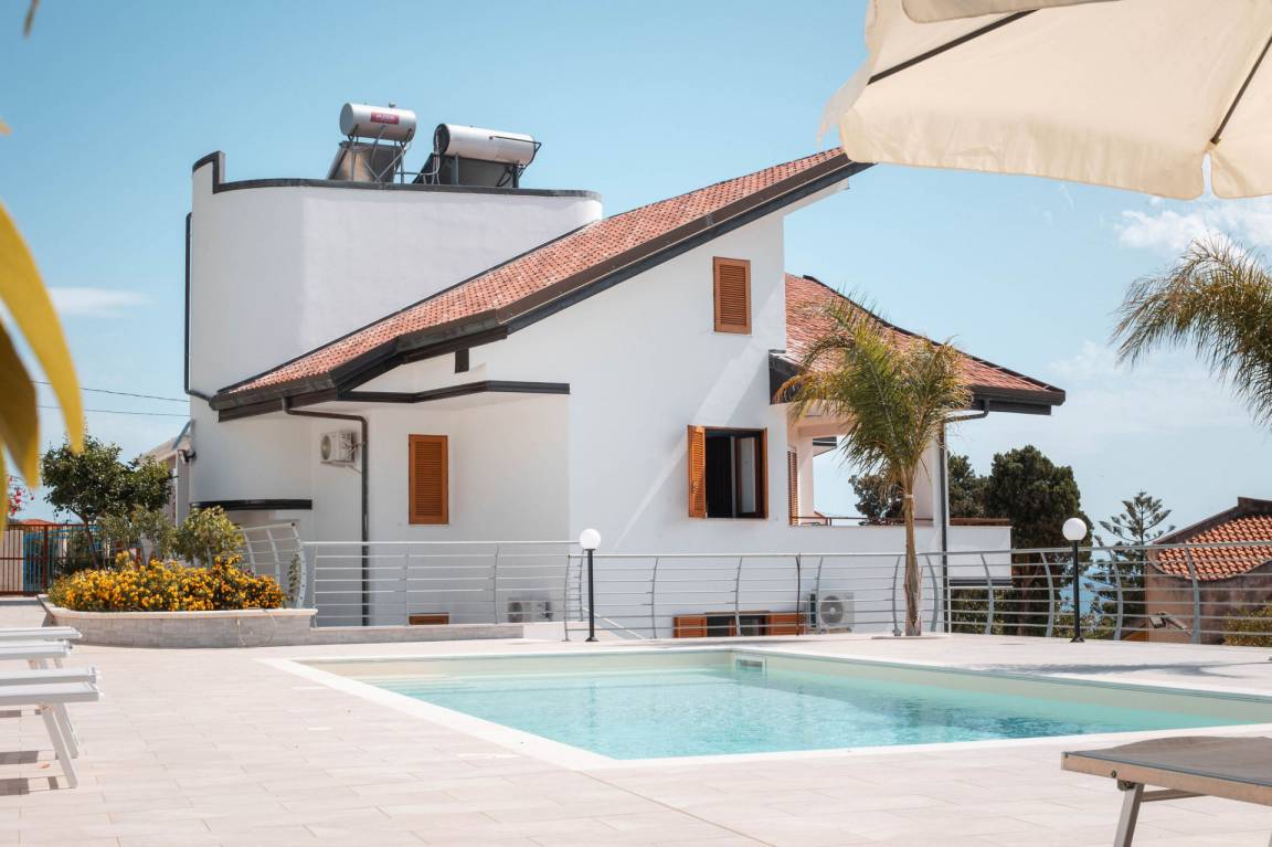 Villa ∙ 9 Chambres ∙ 18 Personnes - Ricadi