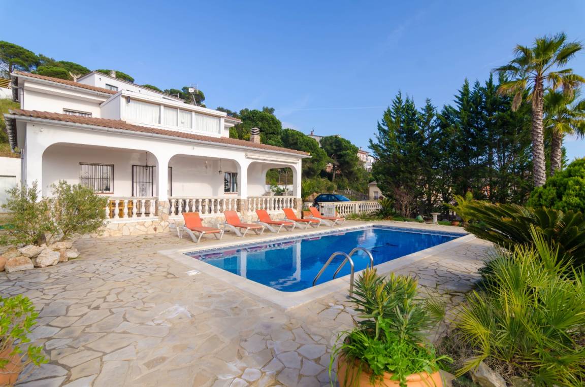 120 M² Villa ∙ 4 Bedrooms ∙ 7 Guests - Lloret de Mar
