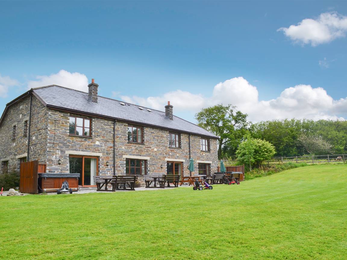 Cottage ∙ 4 Bedrooms ∙ 12 Guests - Devon