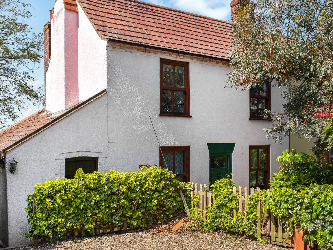 Cottage ∙ 2 Bedrooms ∙ 5 Guests - Winterton-on-Sea