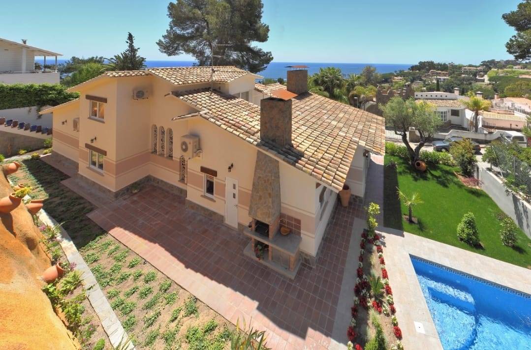 340 M² Villa ∙ 5 Bedrooms ∙ 8 Guests - Malgrat de Mar