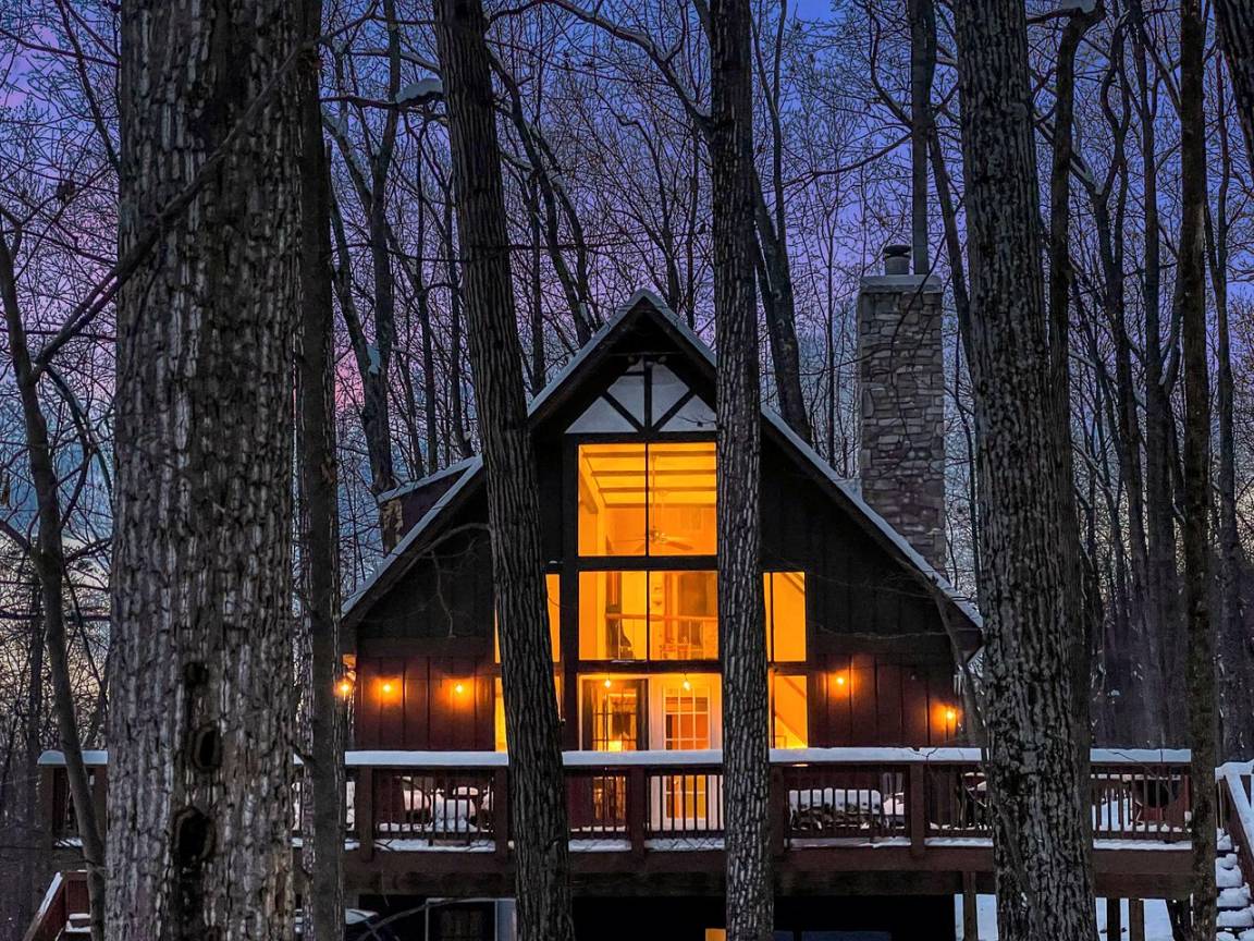 Cabin ∙ 1 Bedroom ∙ 10 Guests - Berkeley Springs, WV