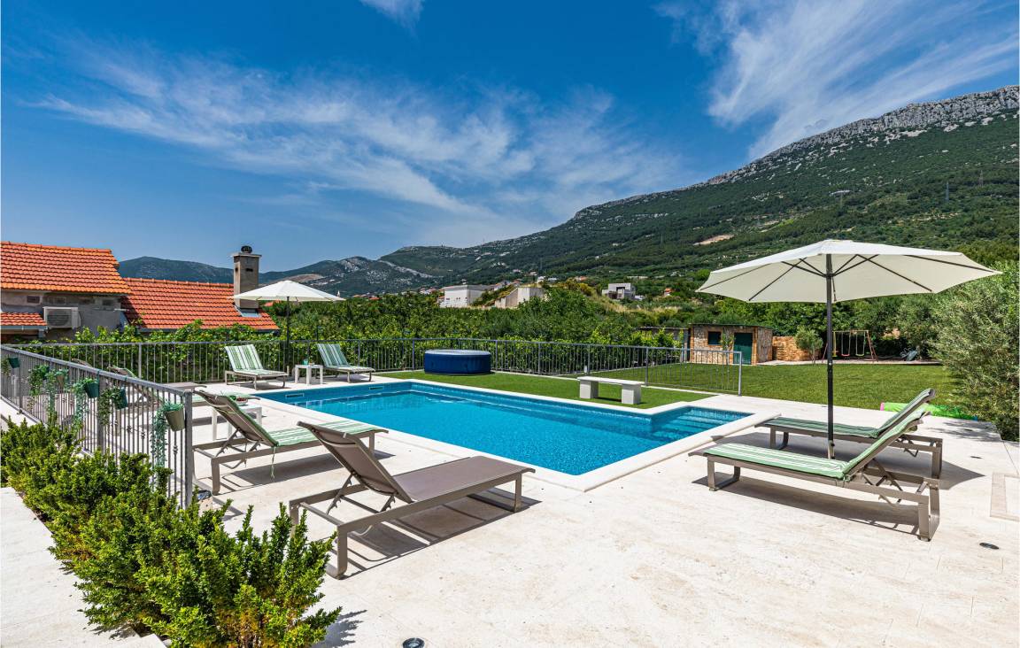 240 M² House ∙ 3 Bedrooms ∙ 7 Guests - Split