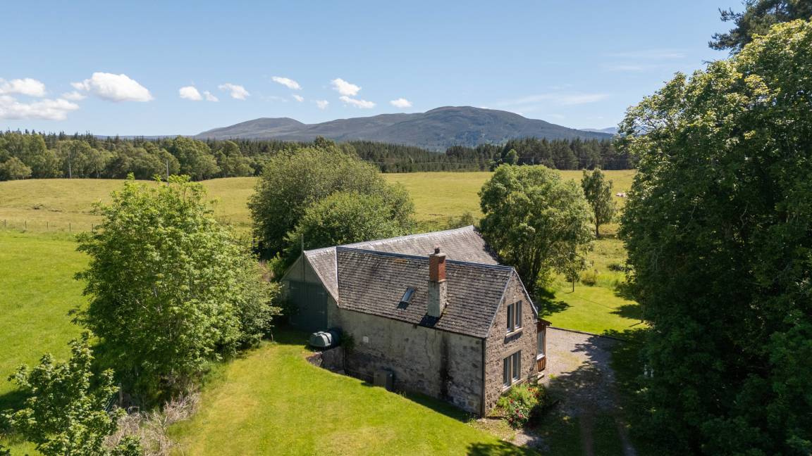 76 M² House ∙ 2 Bedrooms ∙ 6 Guests - Grantown-on-Spey