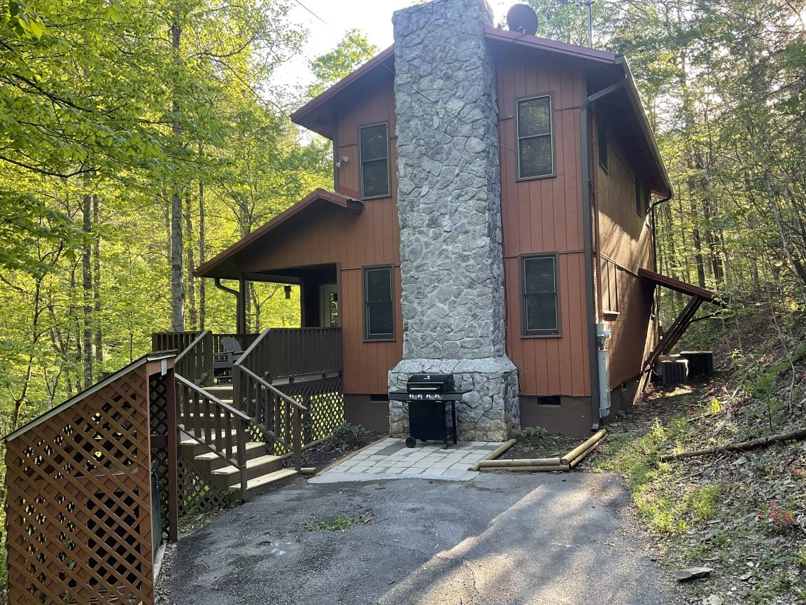 Cabin ∙ 2 Bedrooms ∙ 8 Guests - Wears Valley, TN