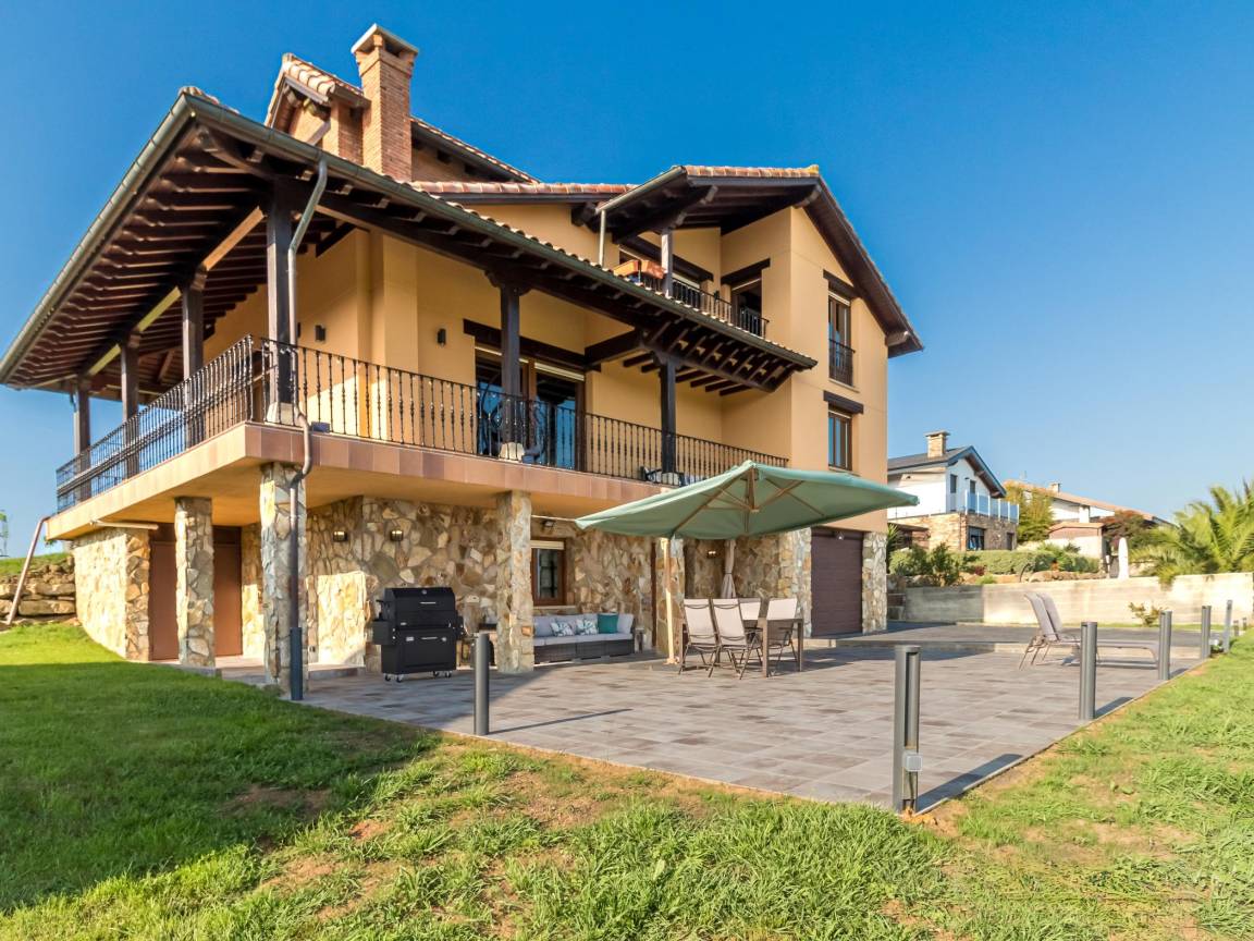 300 M² Villa ∙ 6 Bedrooms ∙ 12 Guests - Cantabria