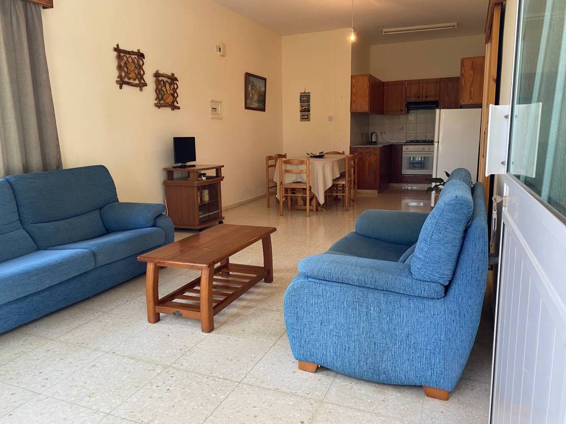 80 M² Apartment ∙ 2 Bedrooms ∙ 4 Guests - Полис
