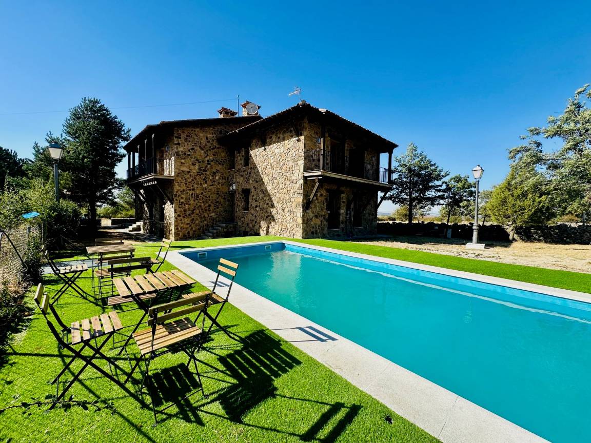 443 M² Casa ∙ 8 Habitaciones ∙ 15 Huéspedes - Navafría