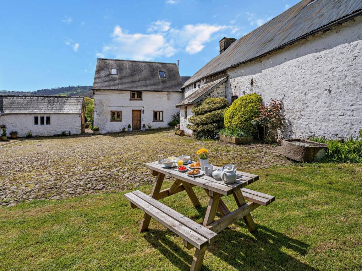Cottage ∙ 2 Bedrooms ∙ 4 Guests - Abergavenny